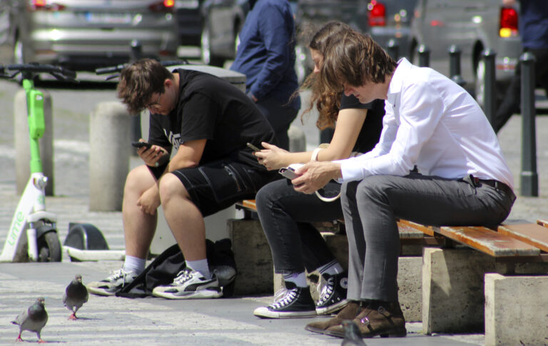 Smartphones Ruining Humanity — We Should All Be Alarmed