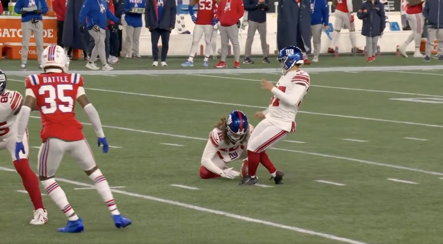 Giants Kicker Has Embarrassing Blunder on FG Attempt